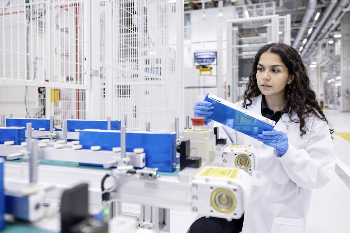 Mercedes-Benz opens competence center for battery development ...